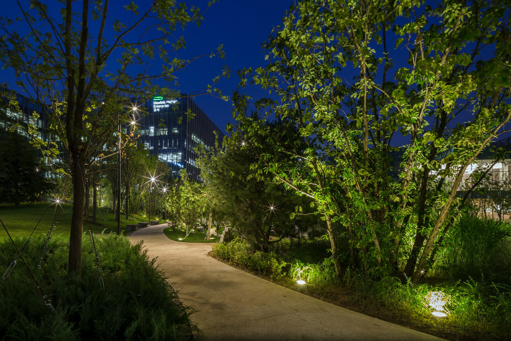 Landscape architecture design of Lei Shing Hong Center, Beijing by R ...