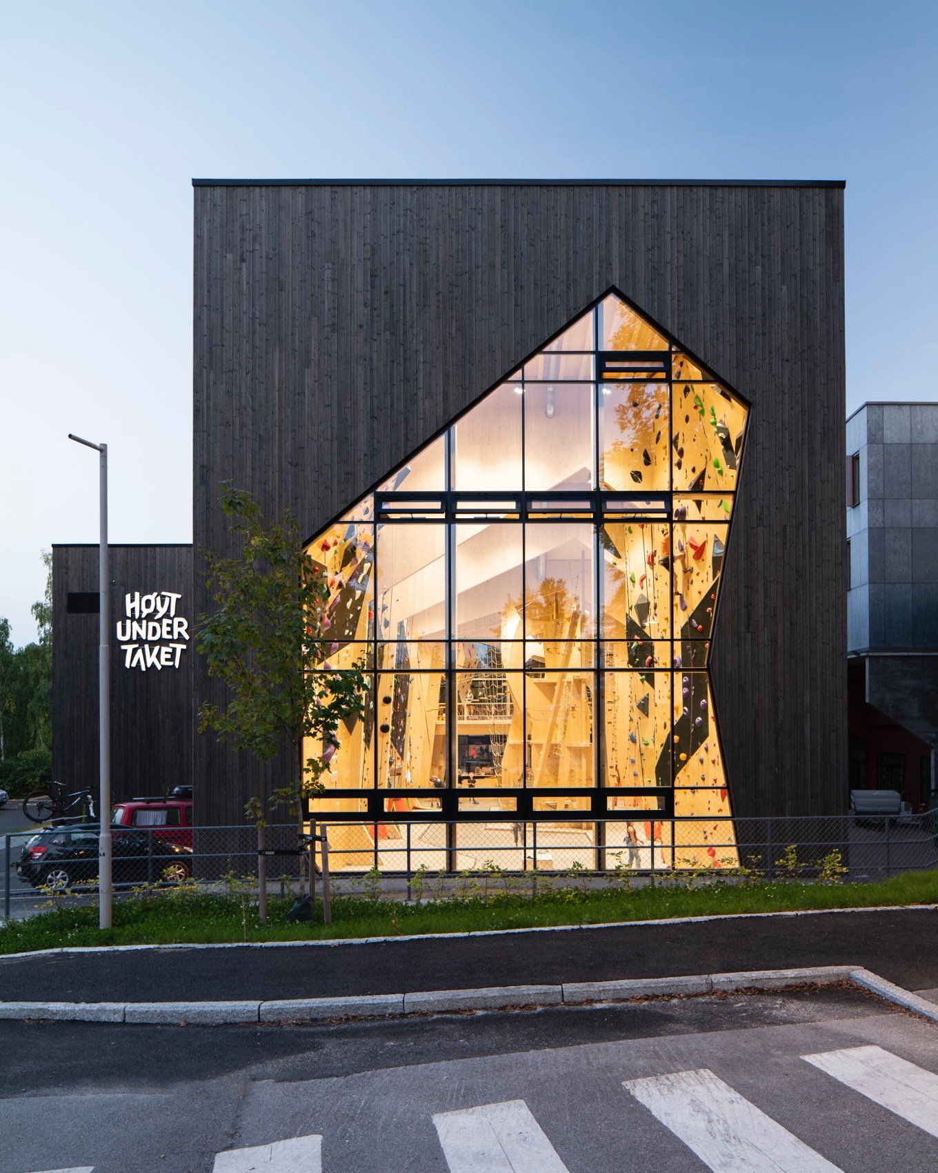 Høyt Under Taket climbing center by Snøhetta - 谷德设计网