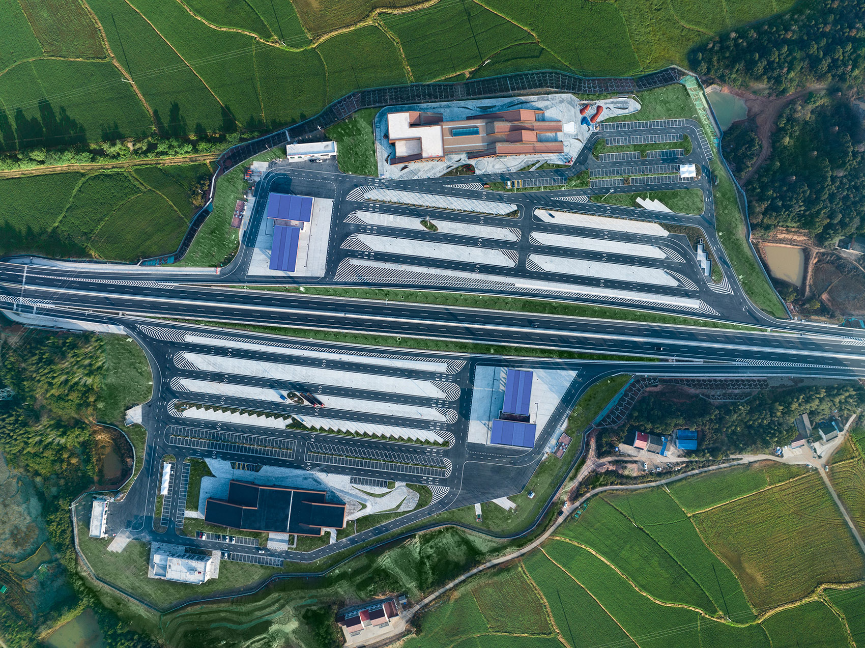 Miluo Highway Service Center, China by Hunan Provincial Communications ...