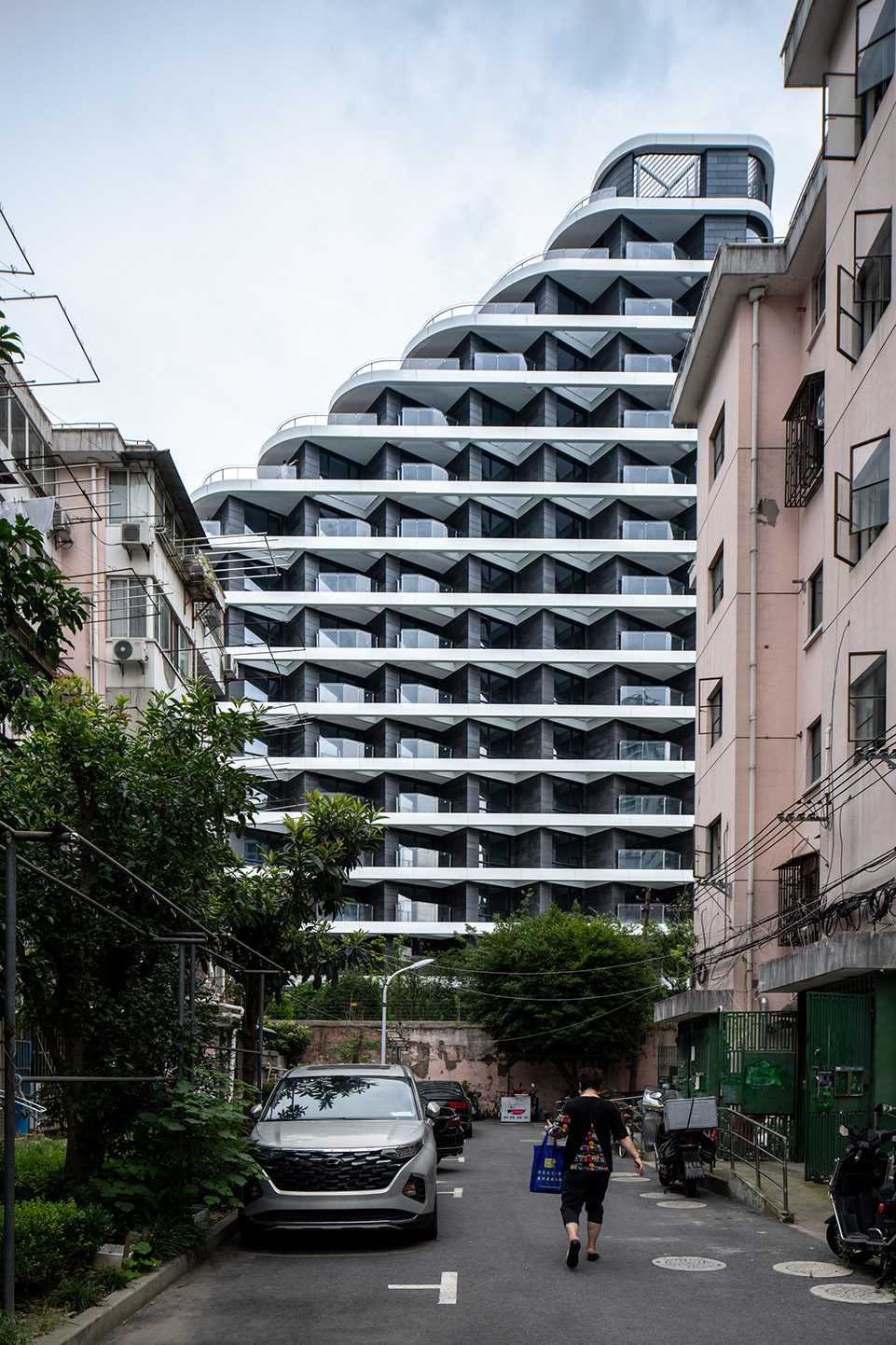K. Wah Riverside E18 Residence in Pudong, Shanghai by Atelier Ping Jiang, EID Arch + Tianhua ...
