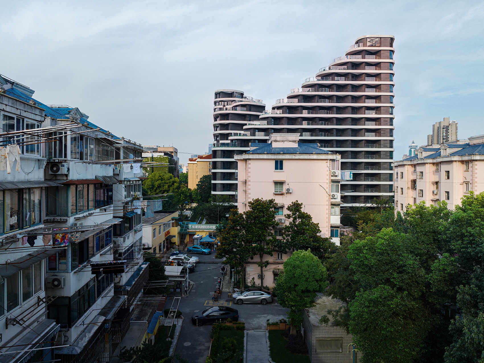 K. Wah Riverside E18 Residence in Pudong, Shanghai by Atelier Ping Jiang, EID Arch + Tianhua ...
