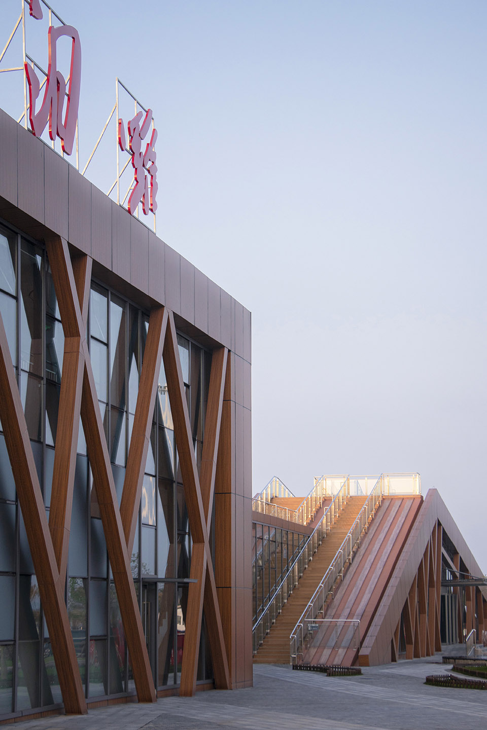 Miluo Highway Service Center, China by Hunan Provincial Communications ...