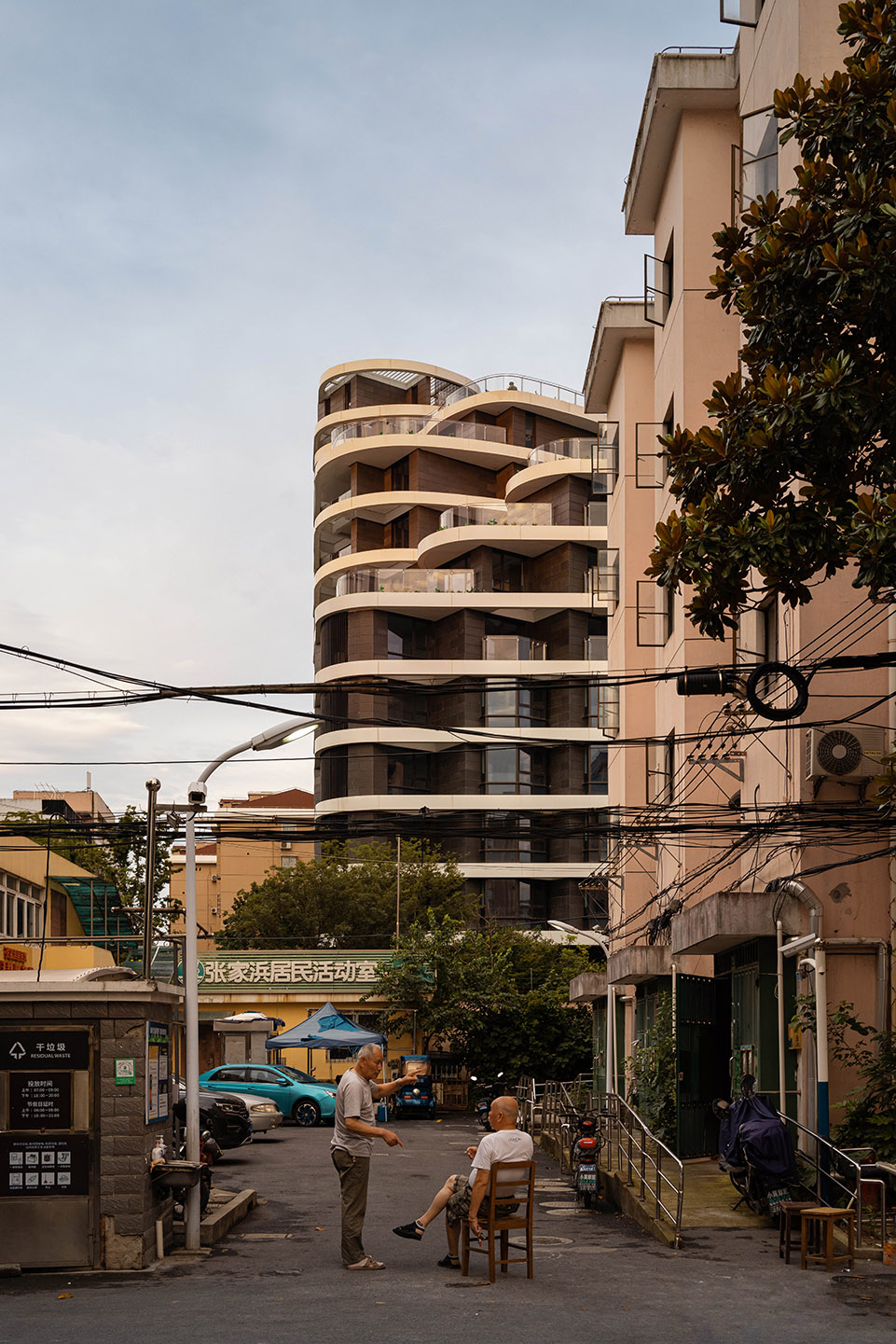 K. Wah Riverside E18 Residence in Pudong, Shanghai by Atelier Ping Jiang, EID Arch + Tianhua ...