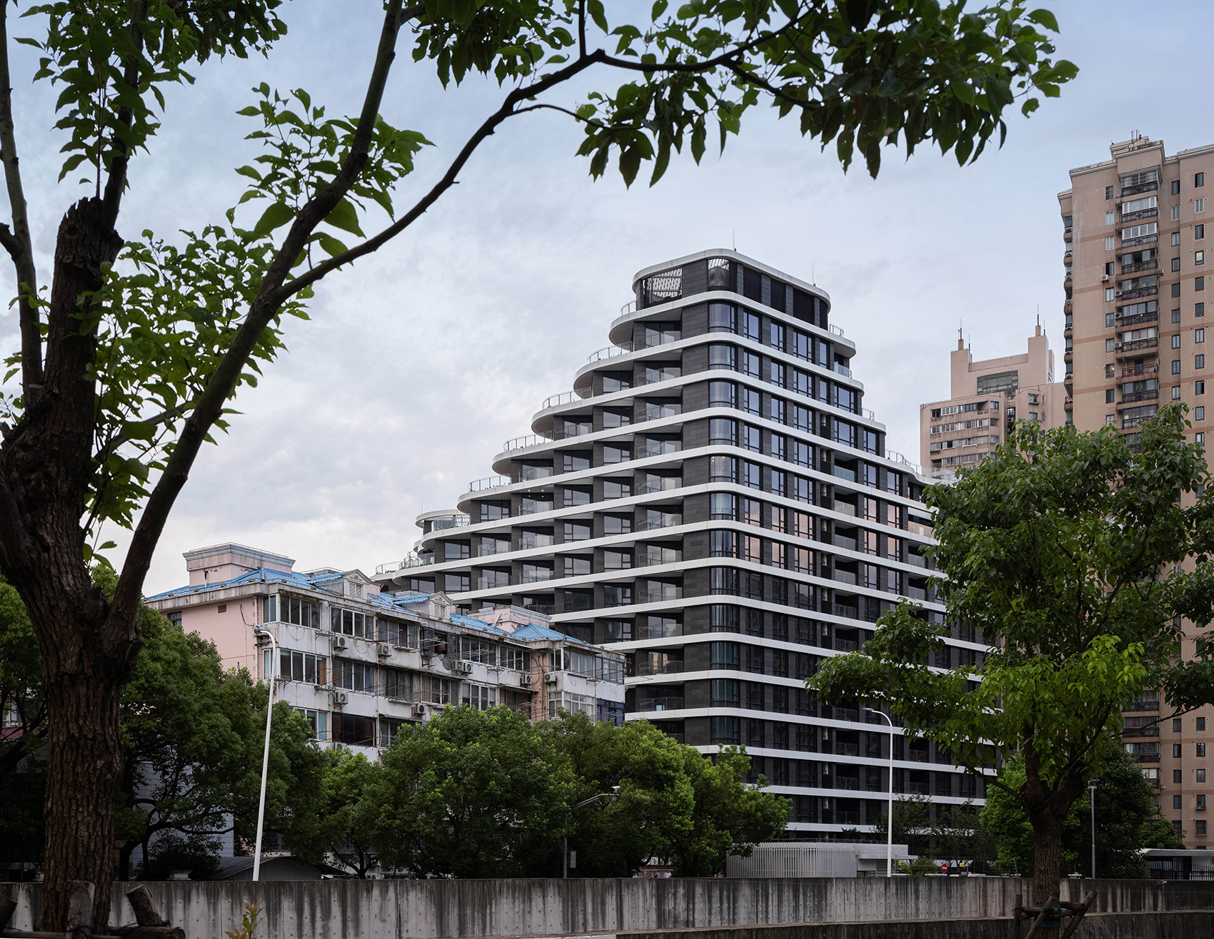 K. Wah Riverside E18 Residence in Pudong, Shanghai by Atelier Ping Jiang, EID Arch + Tianhua ...