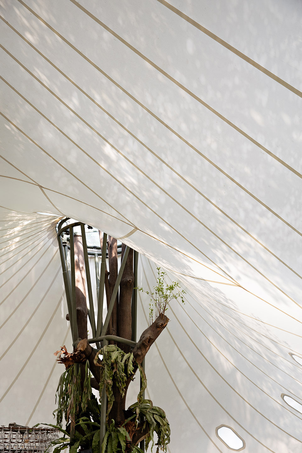 Stalk Tree-hugger Bar by RAD+ar - 谷德设计网