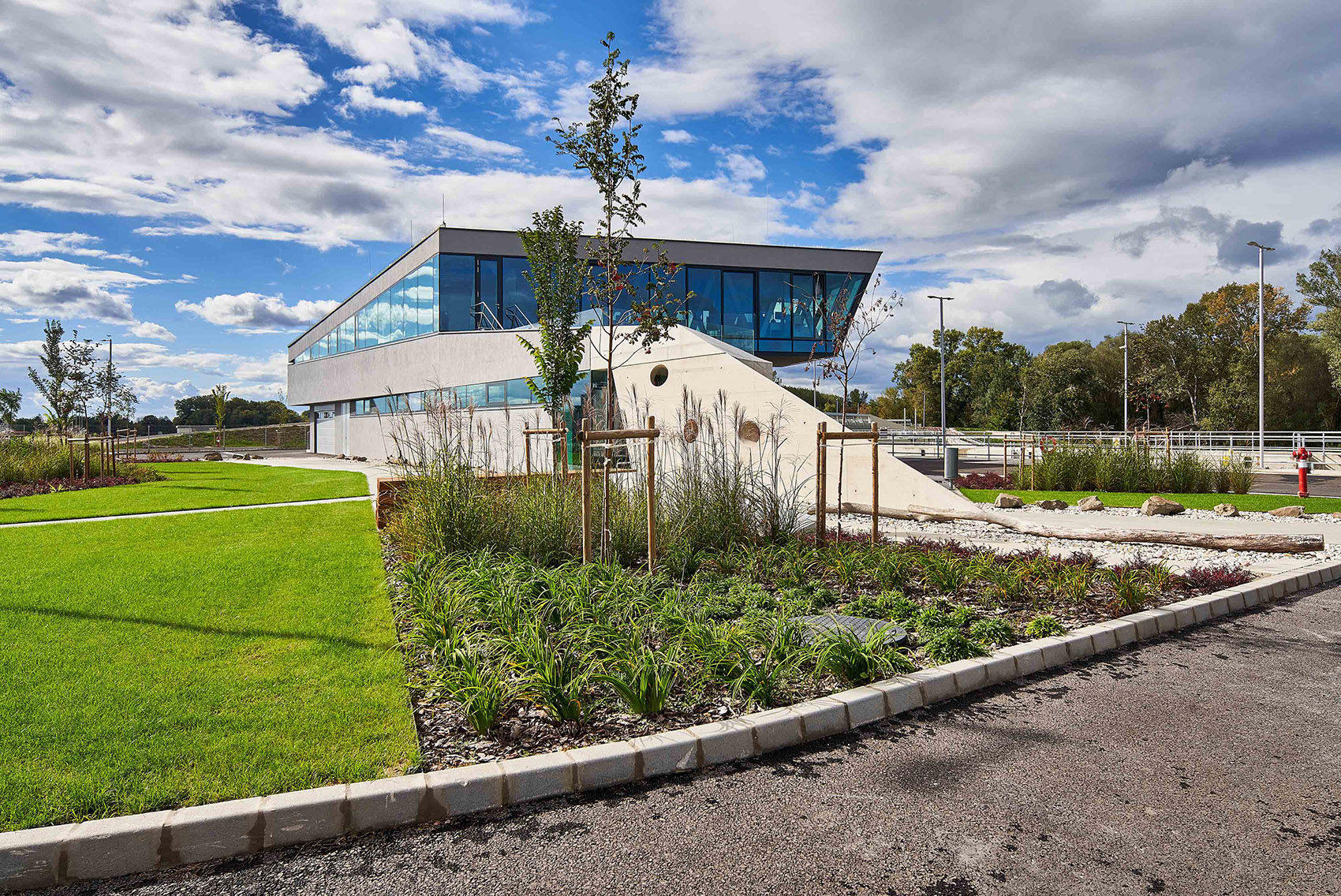 The Mosoni-Danube Flood gate Control Building by TÉRHÁLÓZAT - 谷德设计网