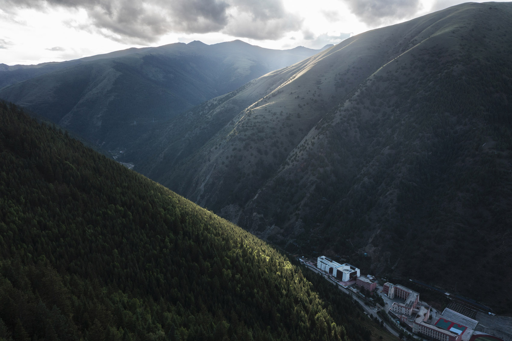 Deba Library by Rong Zhaohui Studio, ZRADI - 谷德设计网