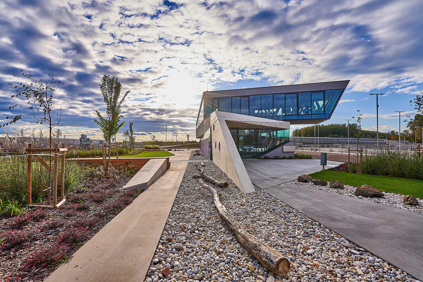 The Mosoni-Danube Flood gate Control Building by TÉRHÁLÓZAT - 谷德设计网