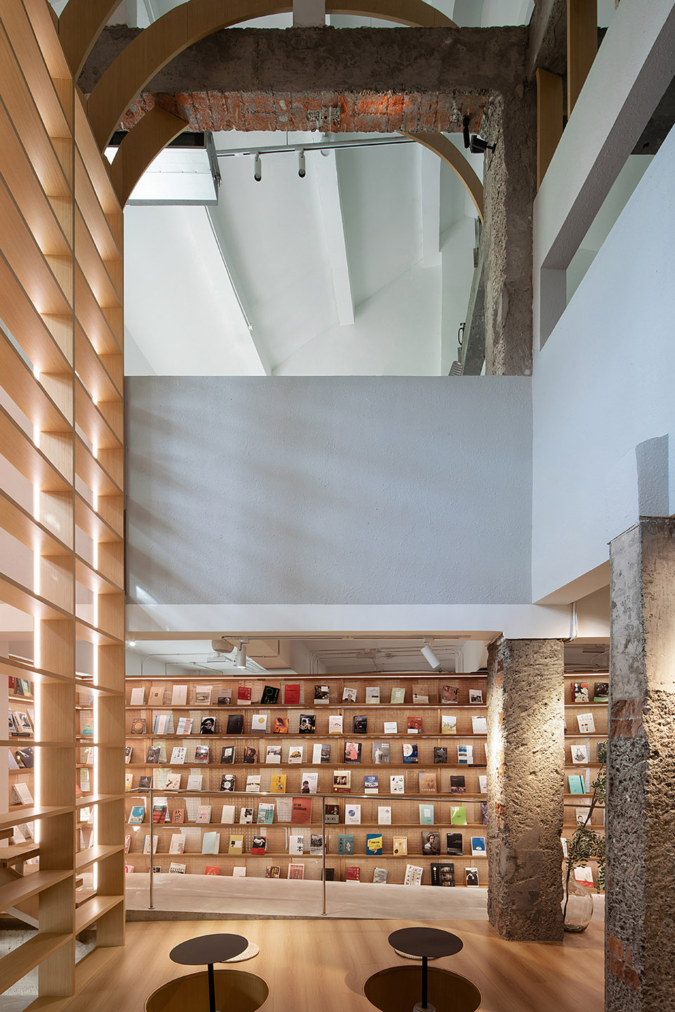 Book Inside, Book Outside by Displacement Architecture Design - 谷德设计网