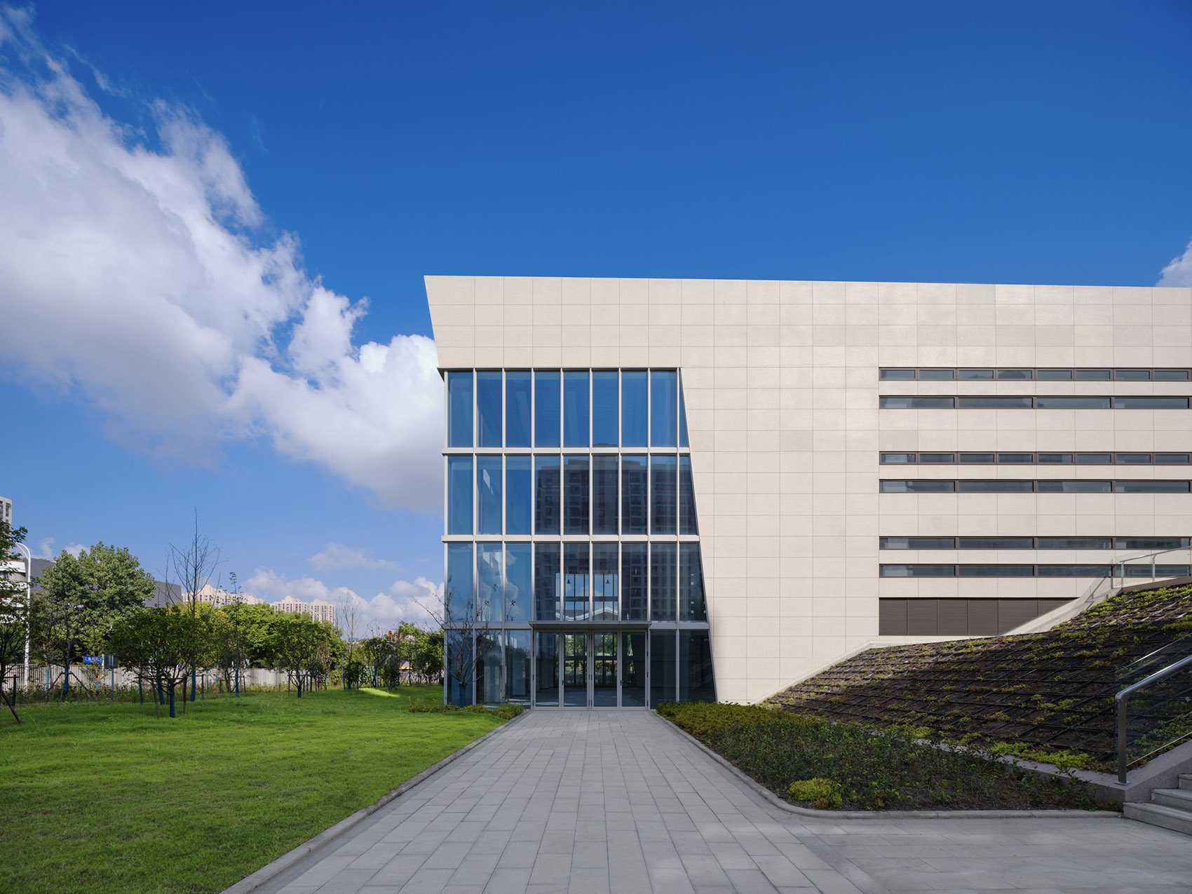 Shanghai Sanlin Yide Community Culture and Sports Center by SUNYAT ...