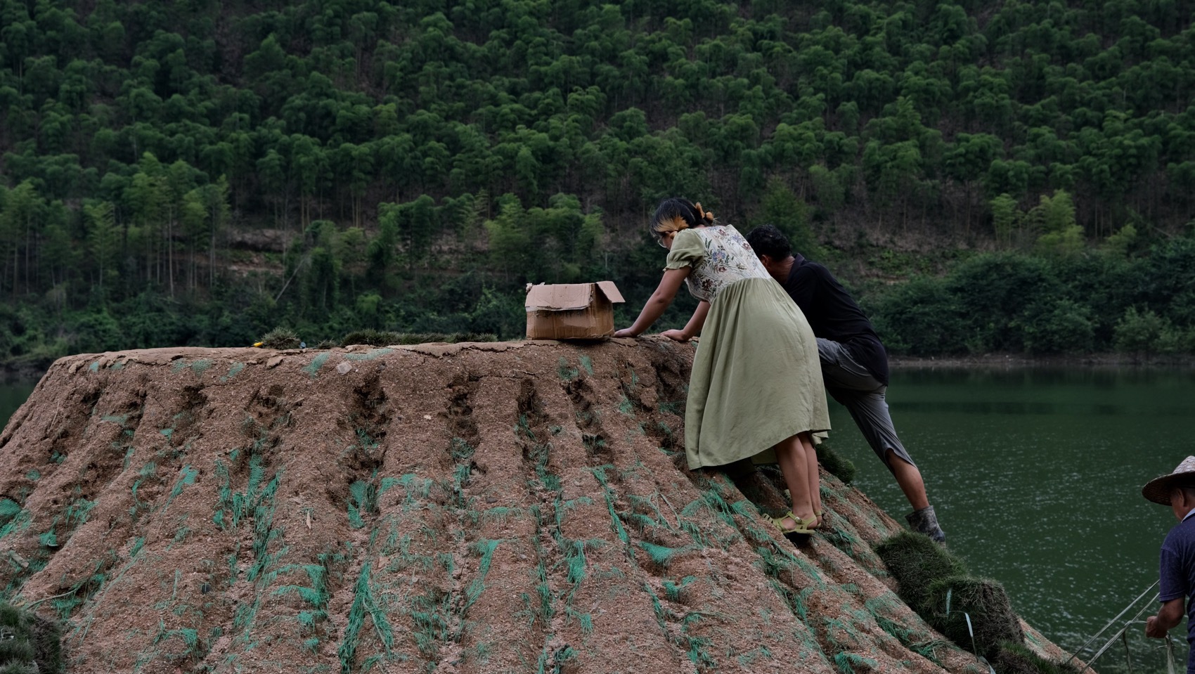 ”Man Erupted from a Volcano” by Photon - 谷德设计网