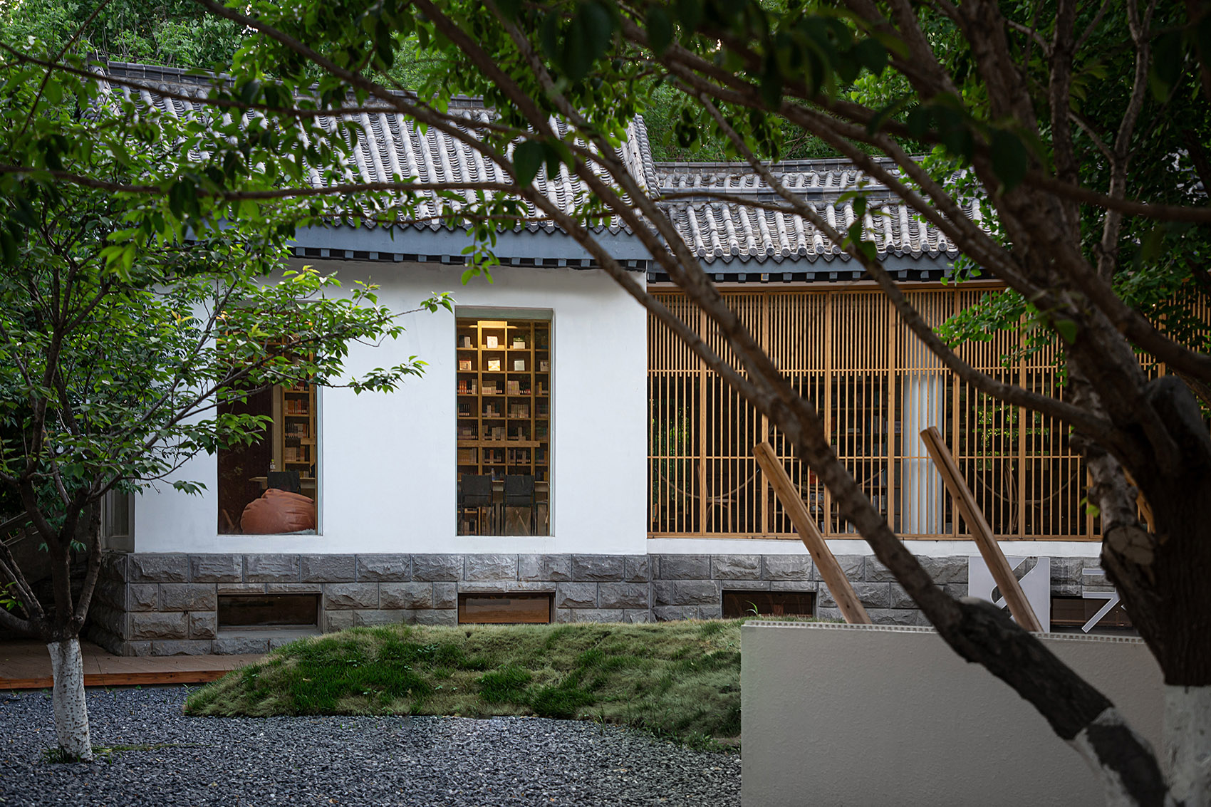 Book Inside, Book Outside by Displacement Architecture Design - 谷德设计网