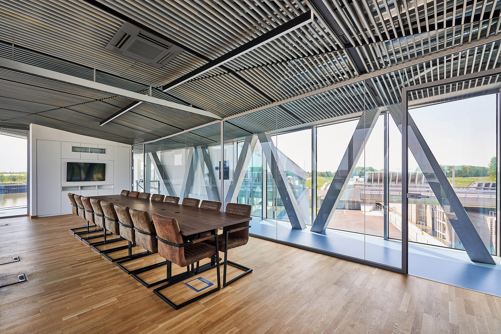 The Mosoni-Danube Flood gate Control Building by TÉRHÁLÓZAT - 谷德设计网