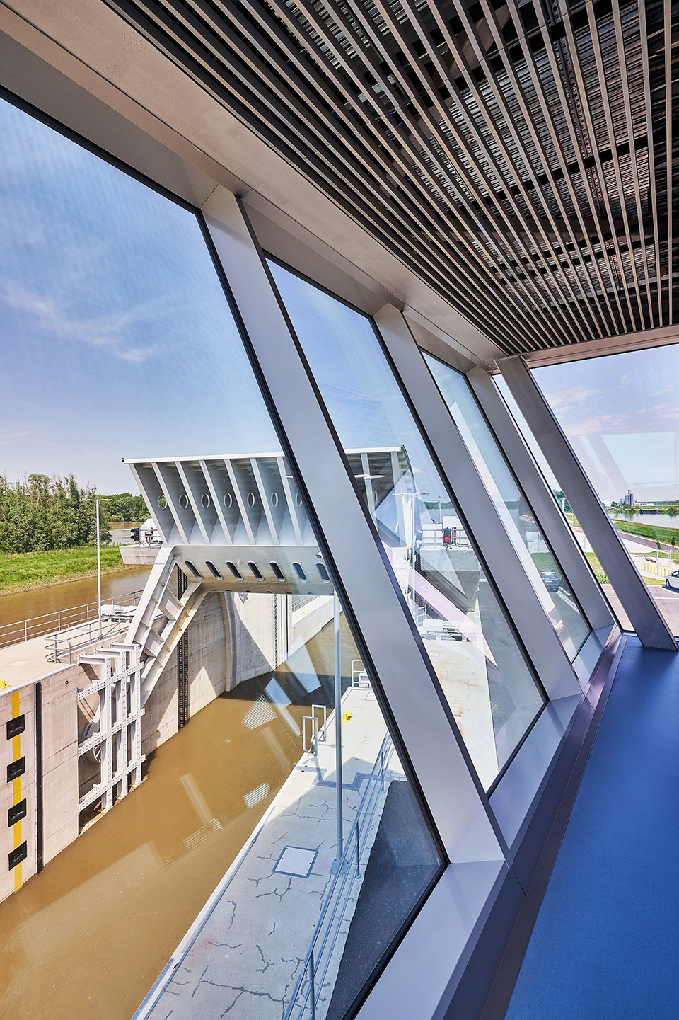 The Mosoni-Danube Flood gate Control Building by TÉRHÁLÓZAT - 谷德设计网
