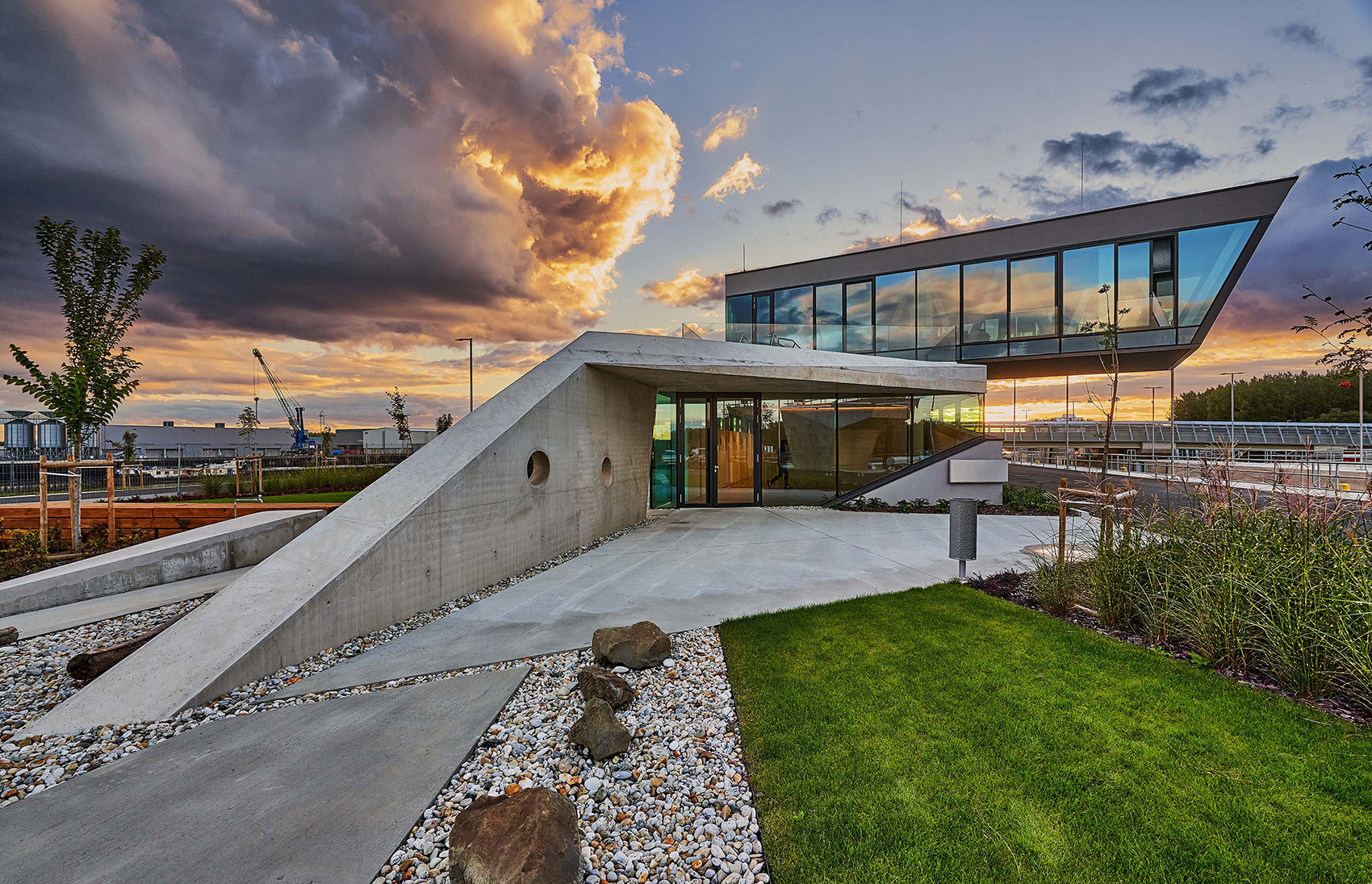 The Mosoni-Danube Flood gate Control Building by TÉRHÁLÓZAT - 谷德设计网