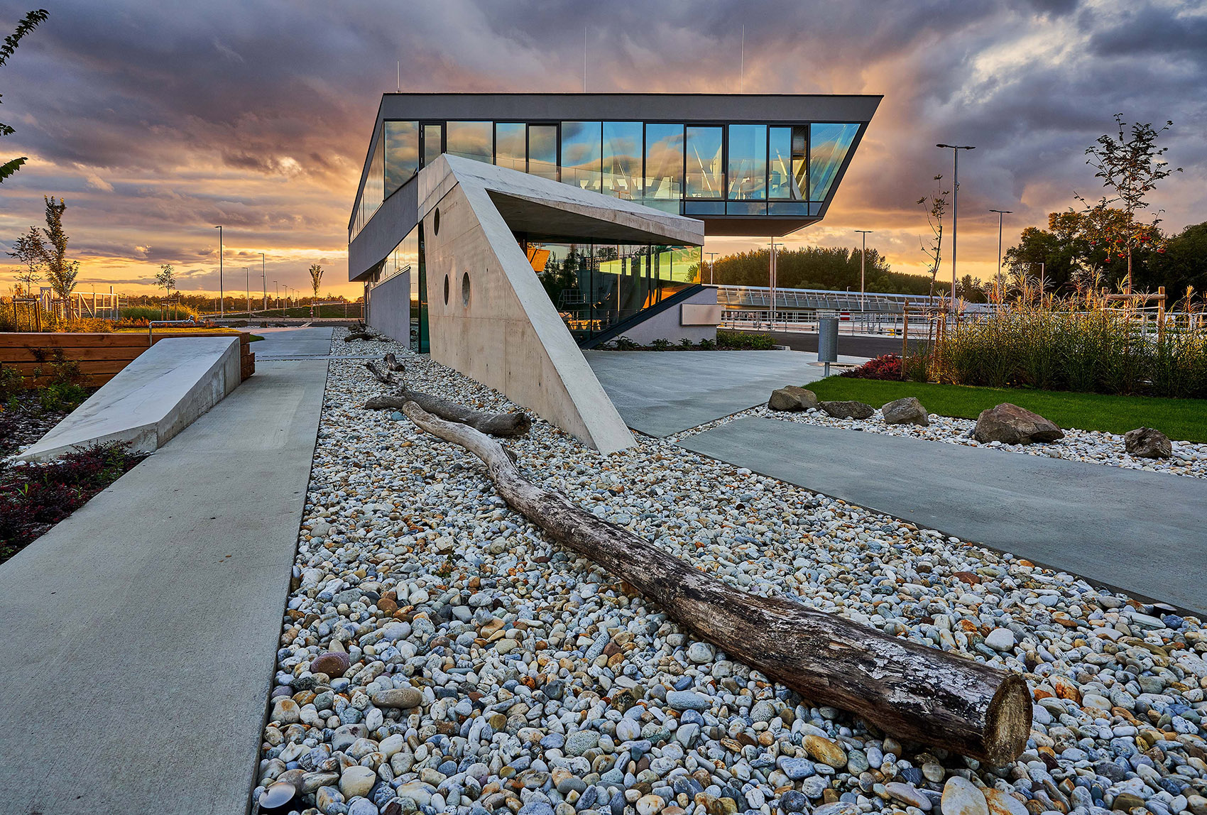 The Mosoni-Danube Flood gate Control Building by TÉRHÁLÓZAT - 谷德设计网