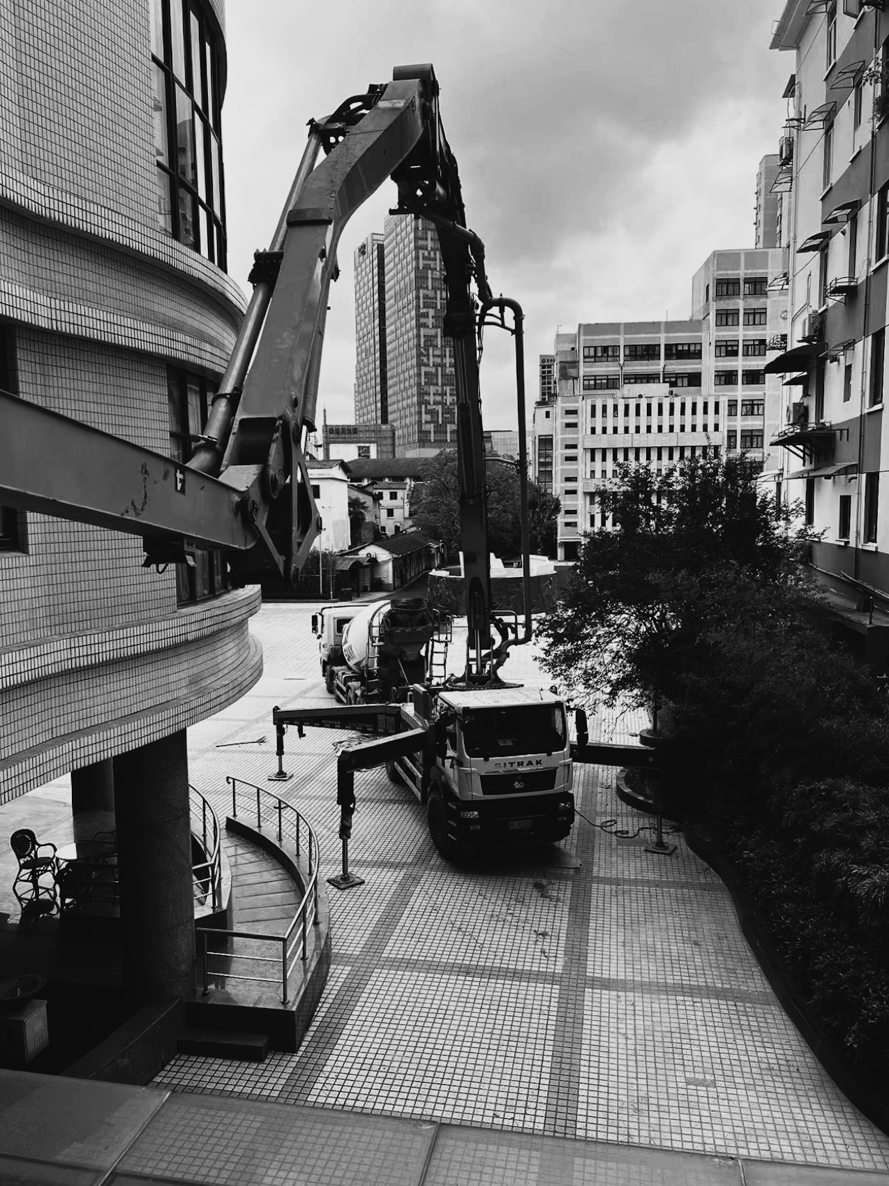 Under the Eaves by Displacement Architecture Design - 谷德设计网