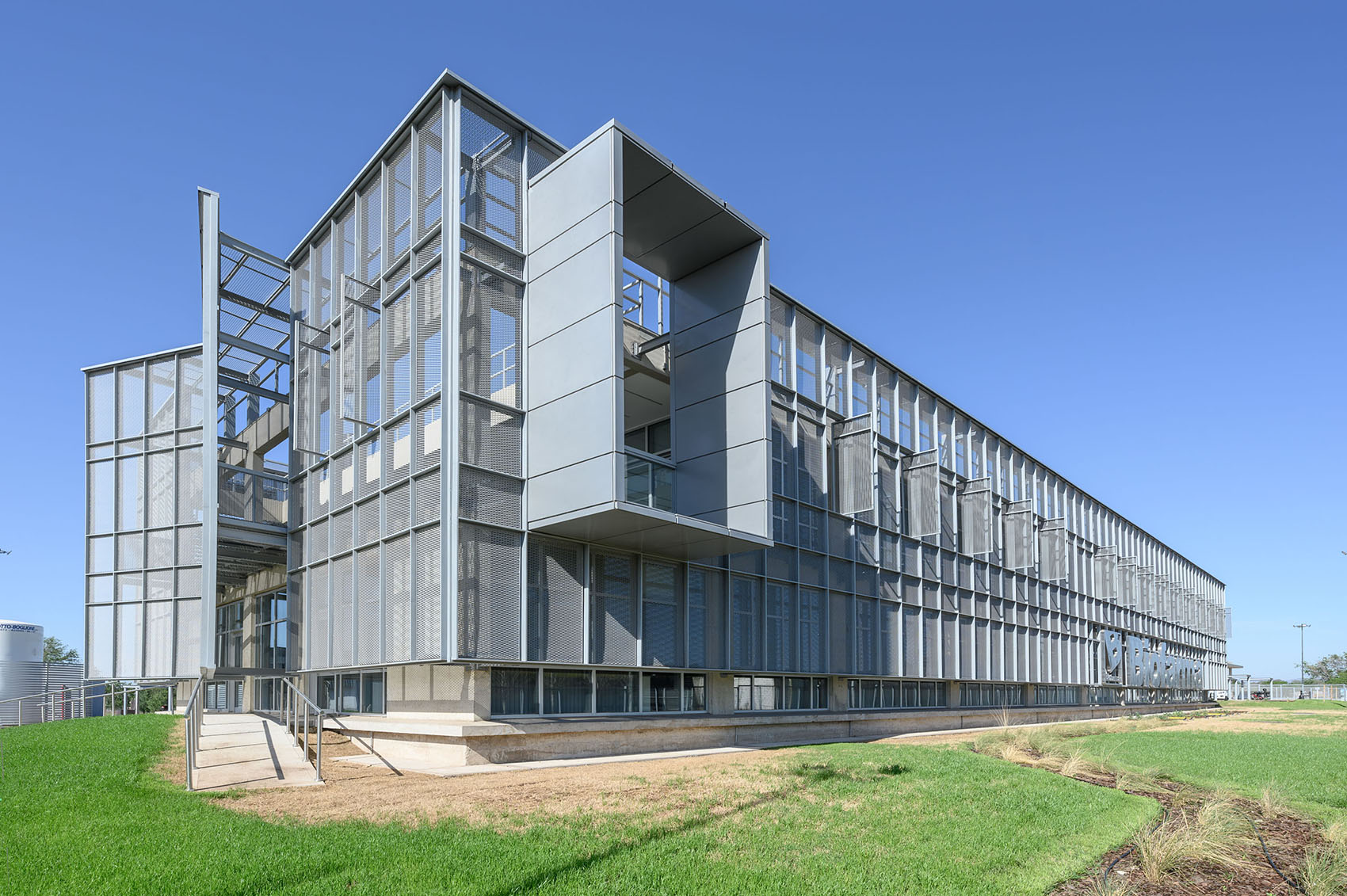 Biopharma office building by Santiago Carlos Arquitecto & Juan Manuel ...