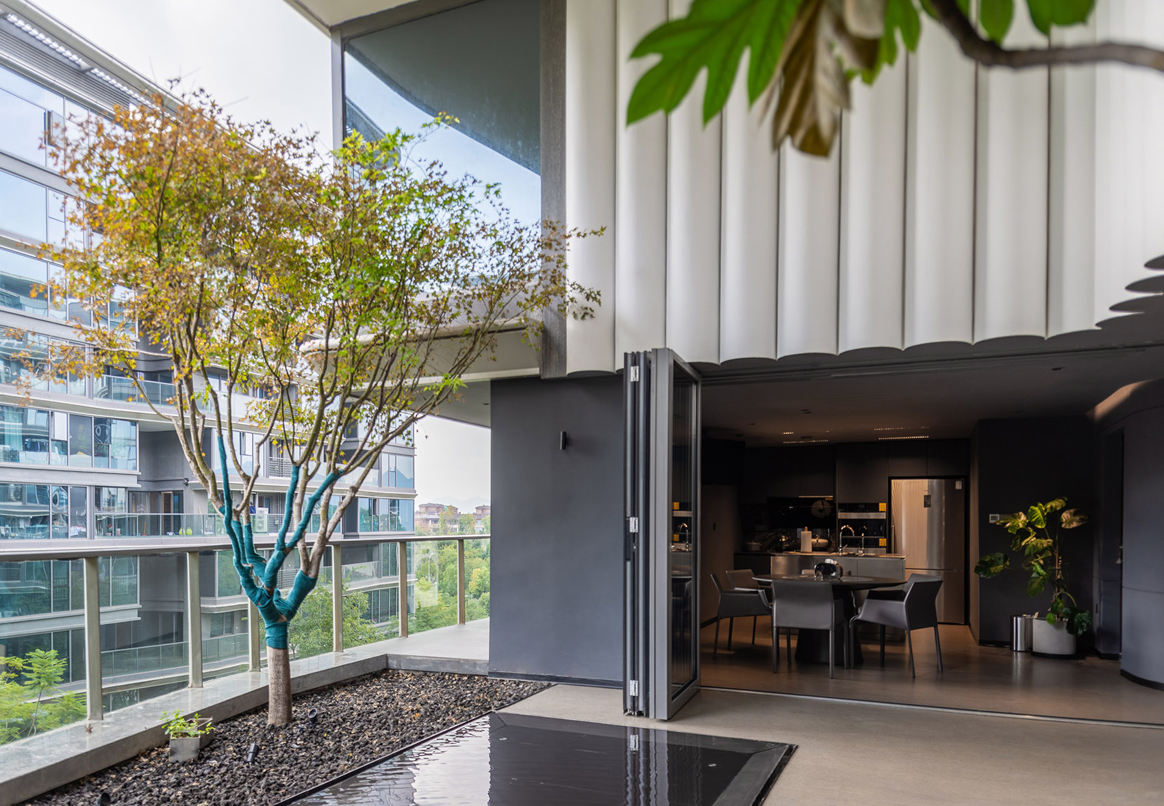 Black and White Residence by Studio DOTCOF - 谷德设计网