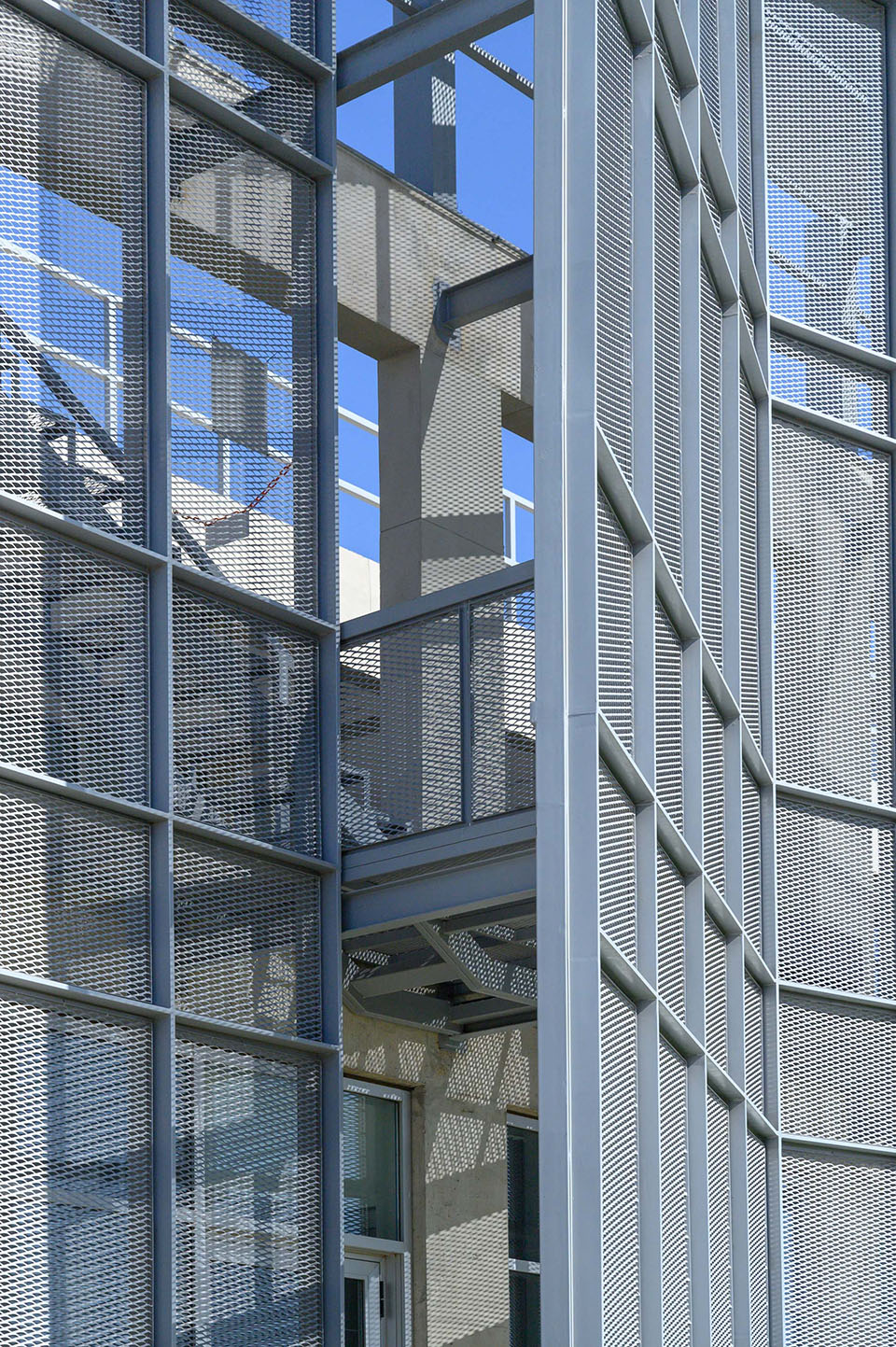 Biopharma office building by Santiago Carlos Arquitecto & Juan Manuel ...