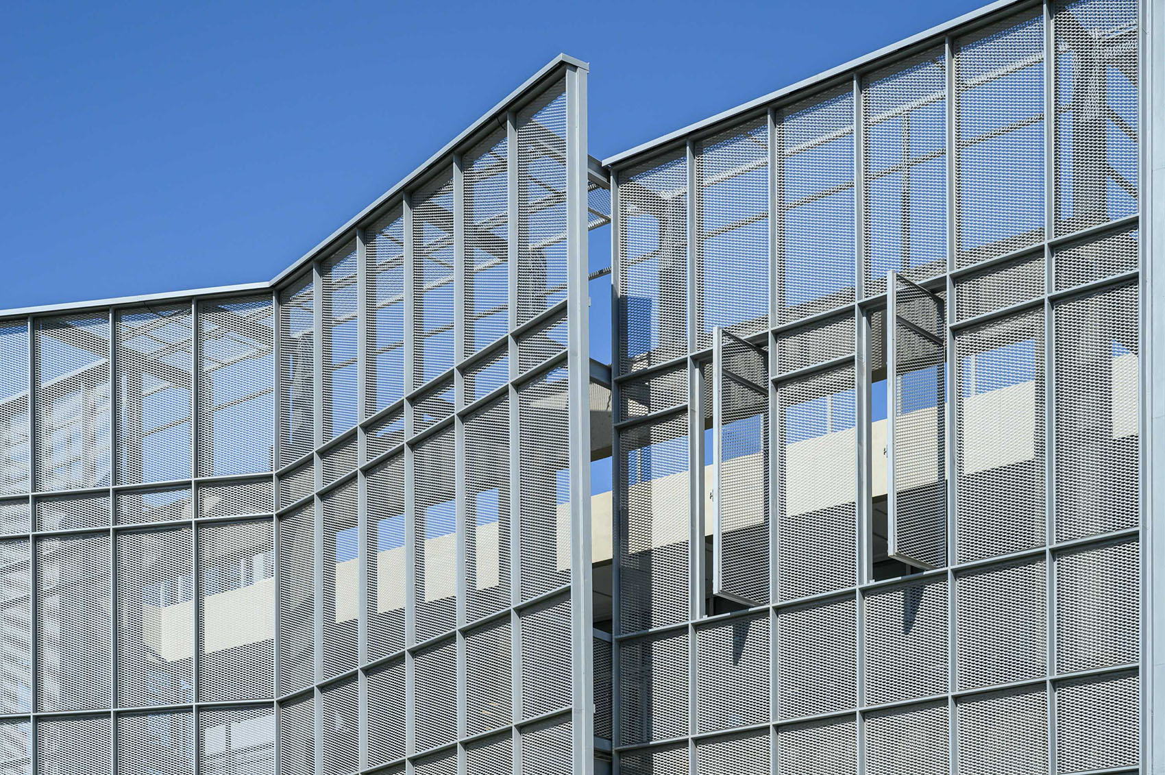 Biopharma office building by Santiago Carlos Arquitecto & Juan Manuel ...