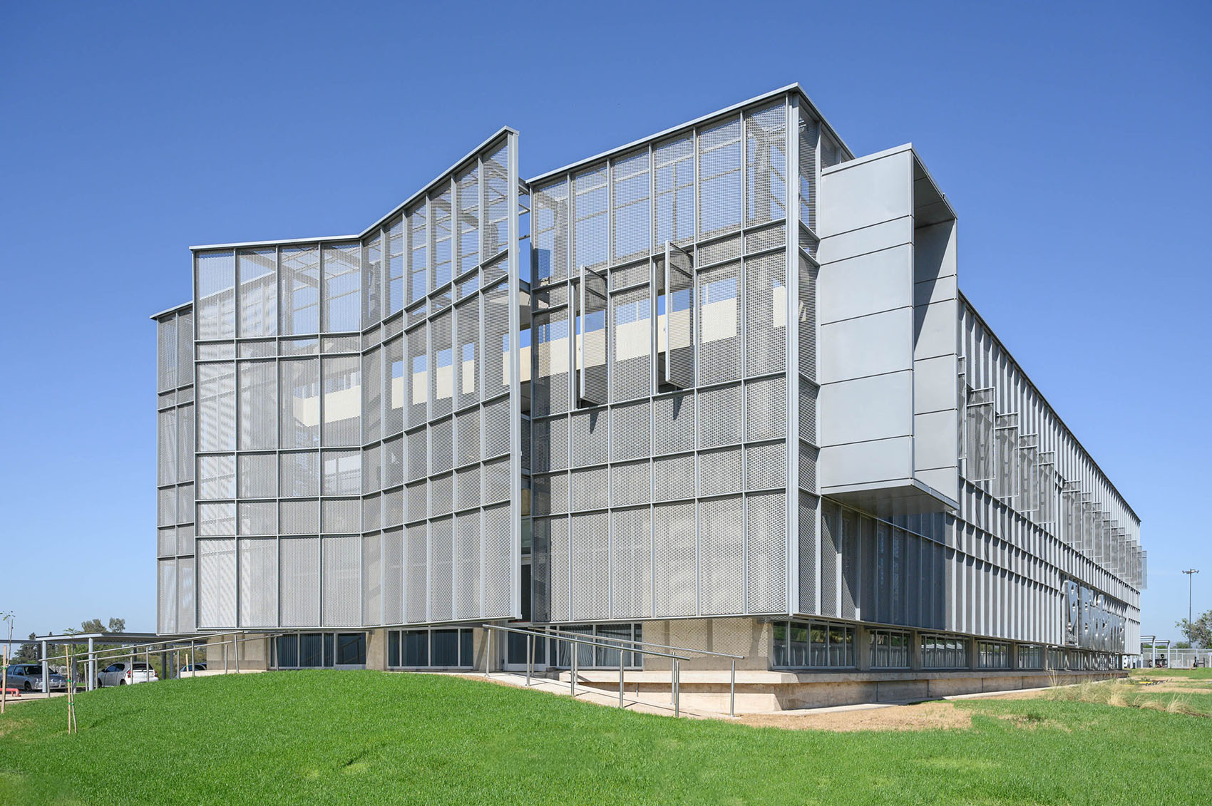 Biopharma office building by Santiago Carlos Arquitecto & Juan Manuel ...