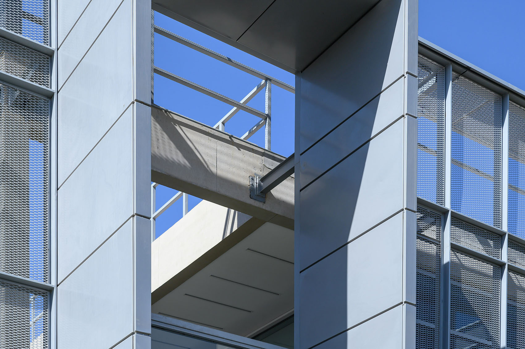 Biopharma office building by Santiago Carlos Arquitecto & Juan Manuel ...