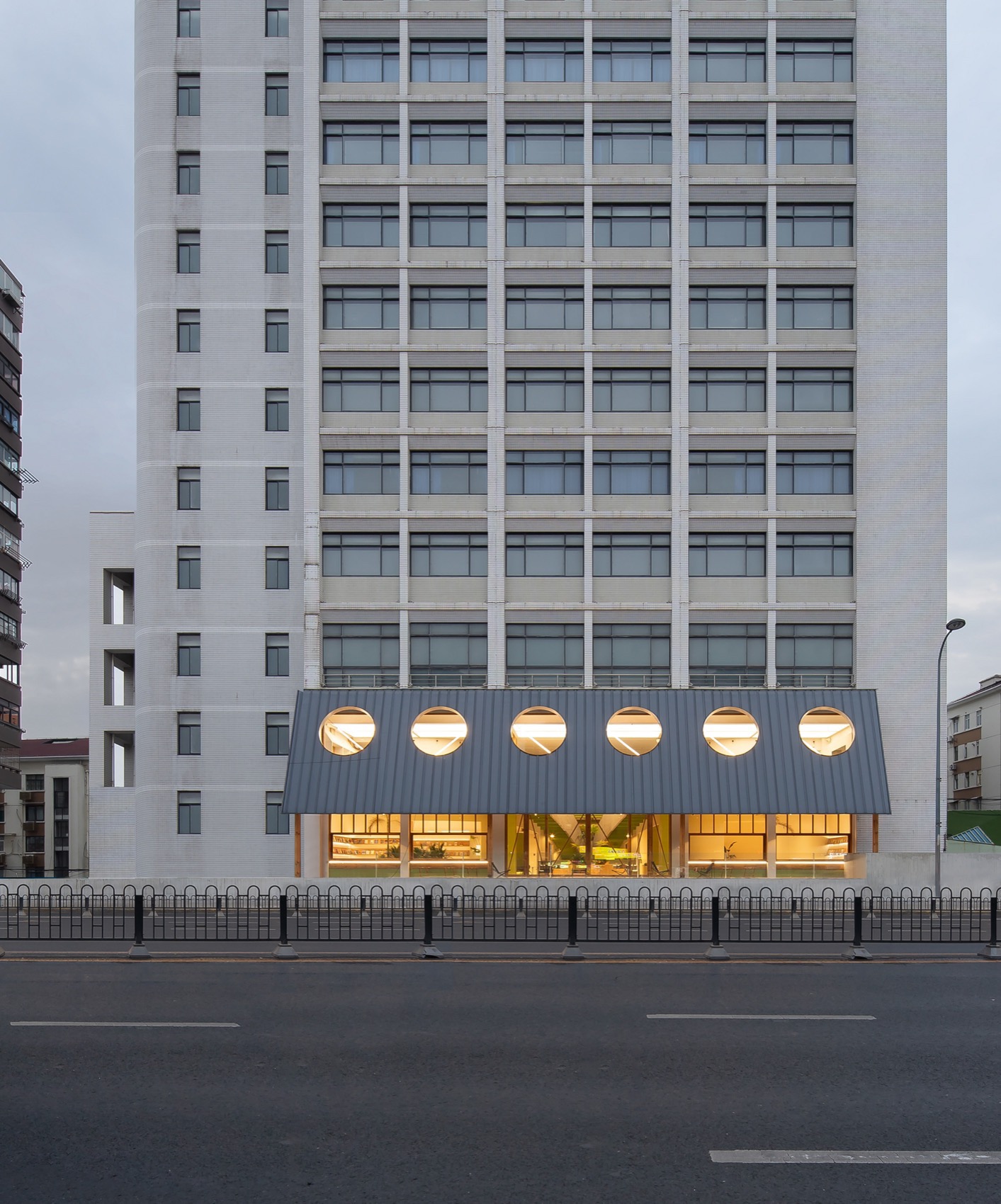 Under the Eaves by Displacement Architecture Design - 谷德设计网