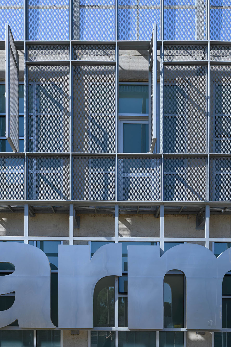 Biopharma office building by Santiago Carlos Arquitecto & Juan Manuel ...