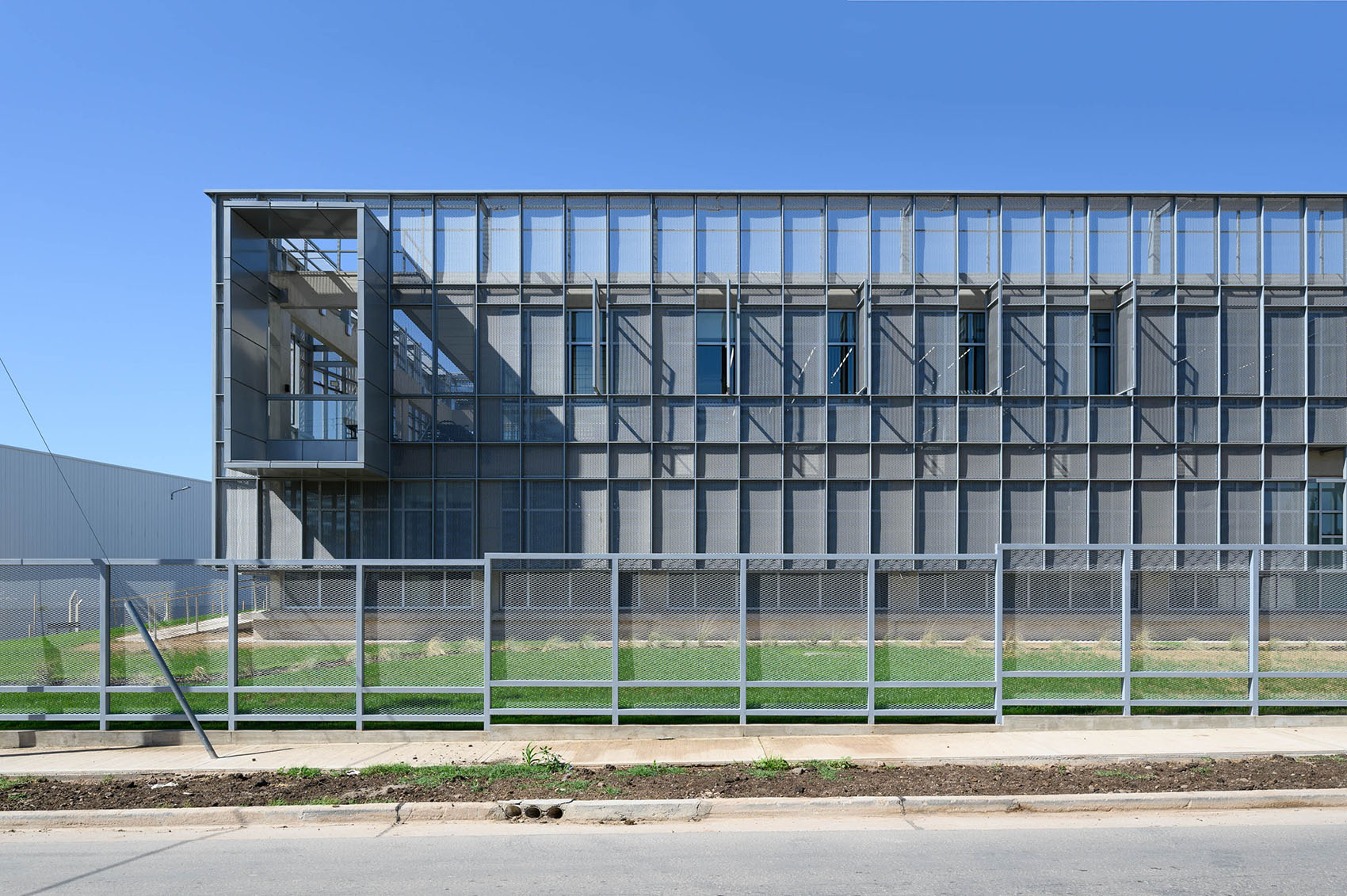 Biopharma office building by Santiago Carlos Arquitecto & Juan Manuel ...