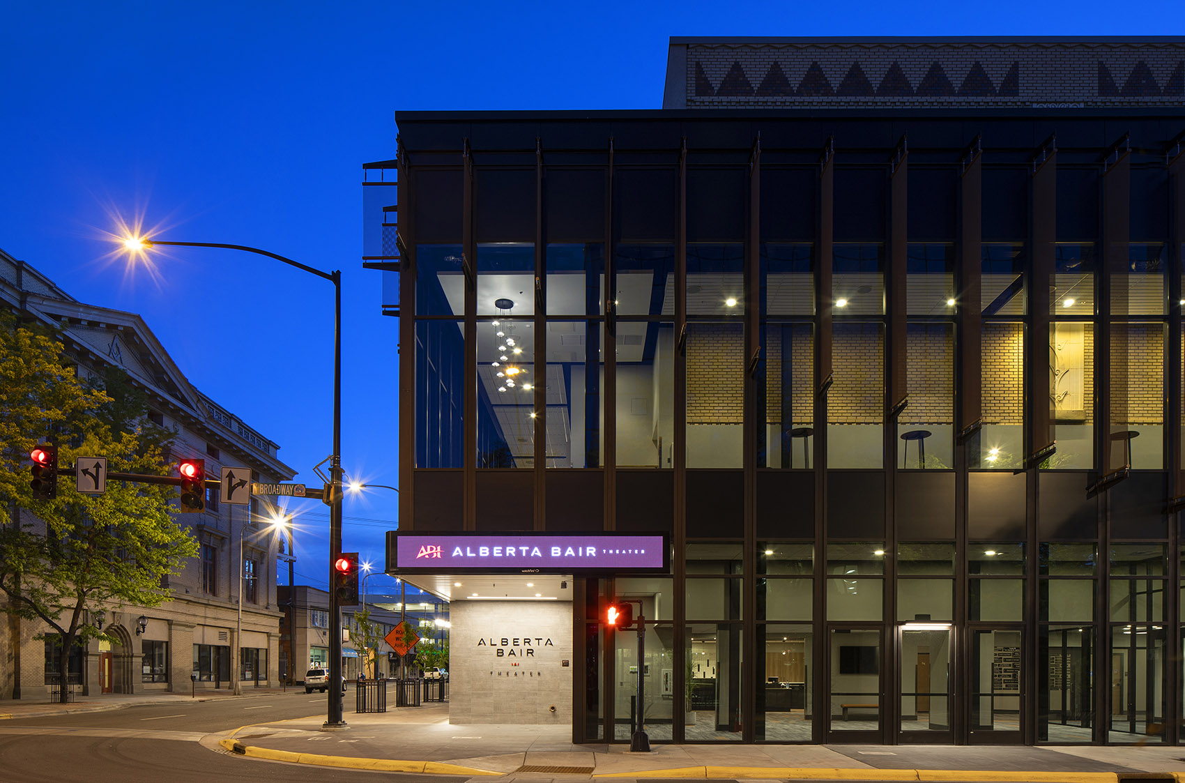 Alberta Bair Theater by Cushing Terrell - 谷德设计网