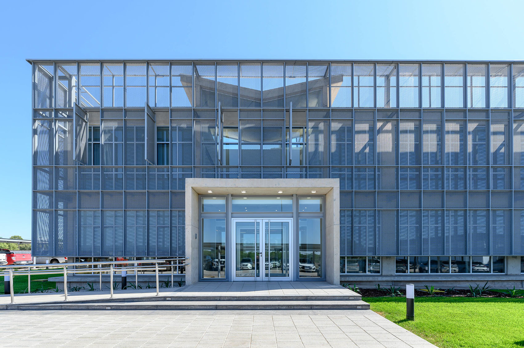 Biopharma office building by Santiago Carlos Arquitecto & Juan Manuel ...