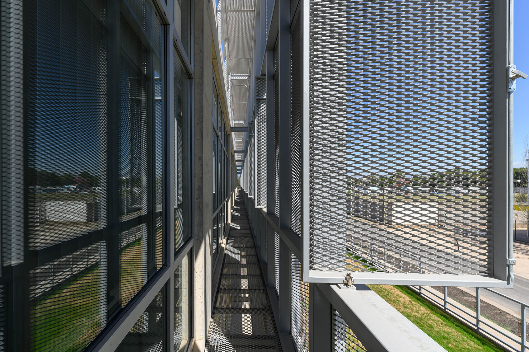 Biopharma office building by Santiago Carlos Arquitecto & Juan Manuel ...