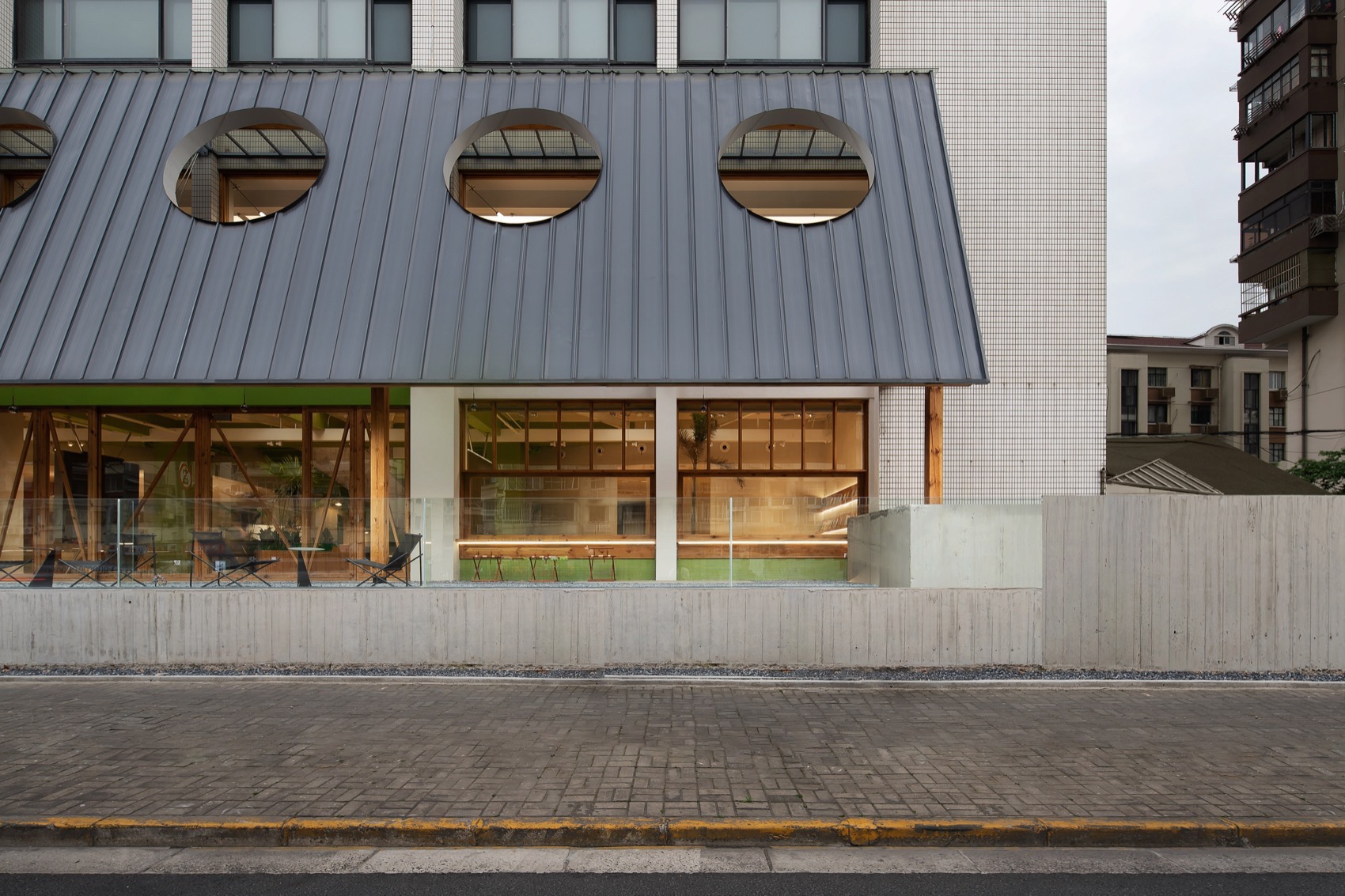 Under the Eaves by Displacement Architecture Design - 谷德设计网