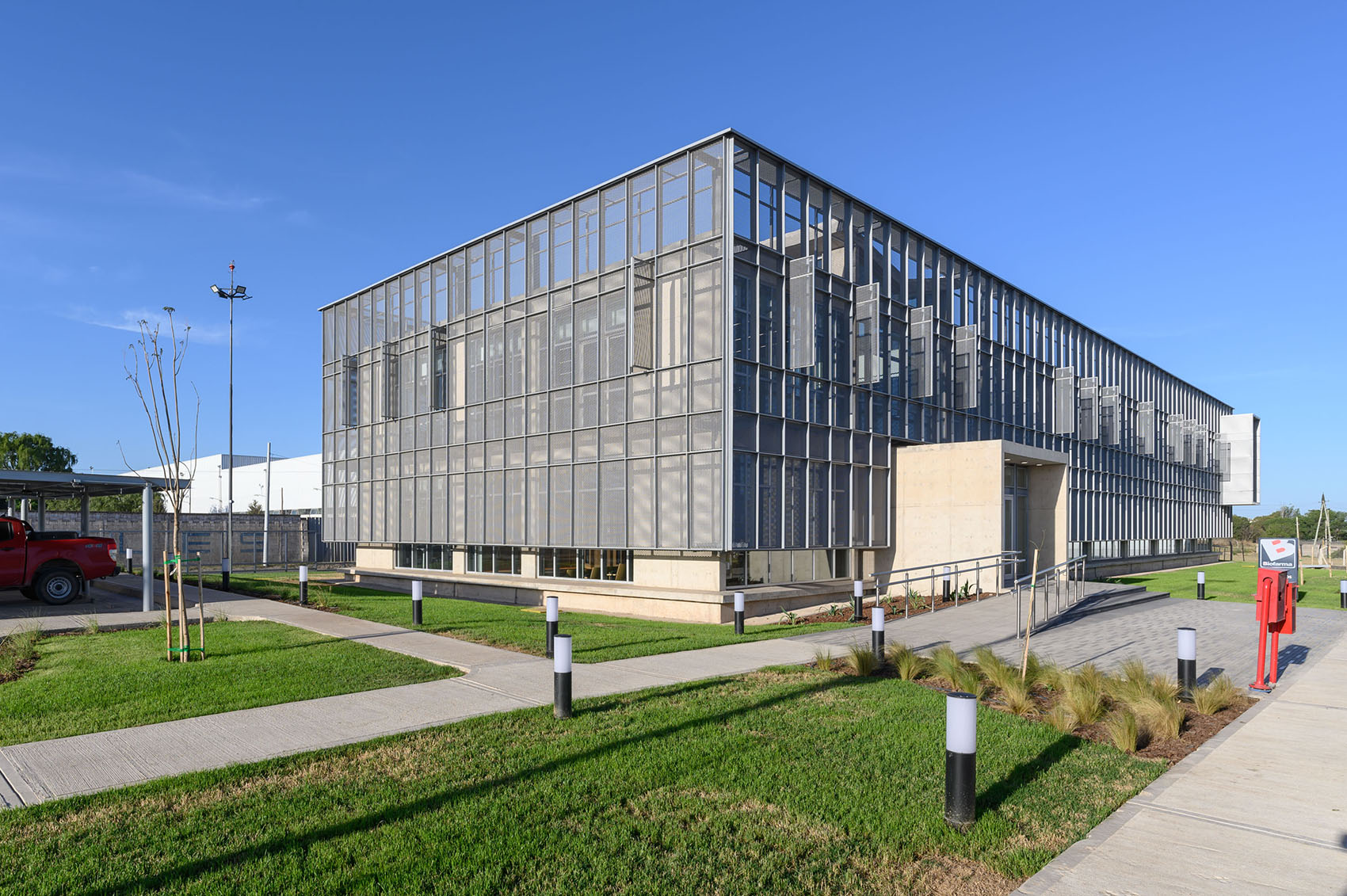 Biopharma office building by Santiago Carlos Arquitecto & Juan Manuel ...