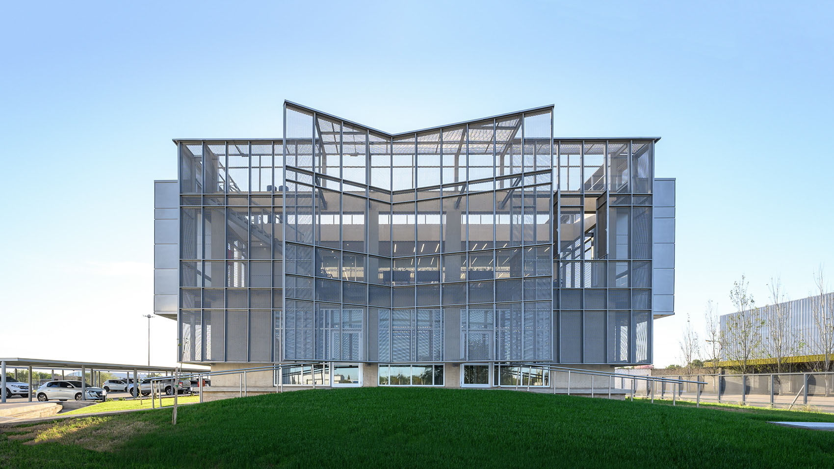 Biopharma office building by Santiago Carlos Arquitecto & Juan Manuel ...