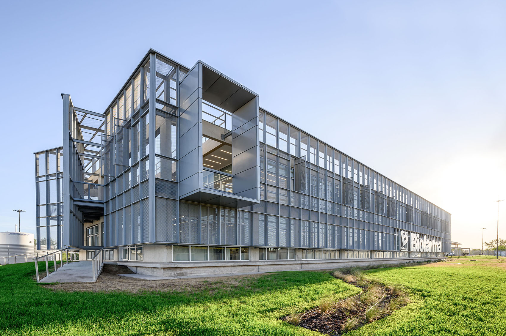 Biopharma office building by Santiago Carlos Arquitecto & Juan Manuel ...