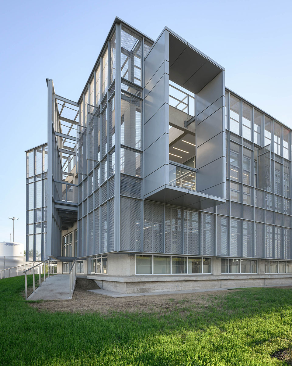 Biopharma office building by Santiago Carlos Arquitecto & Juan Manuel ...
