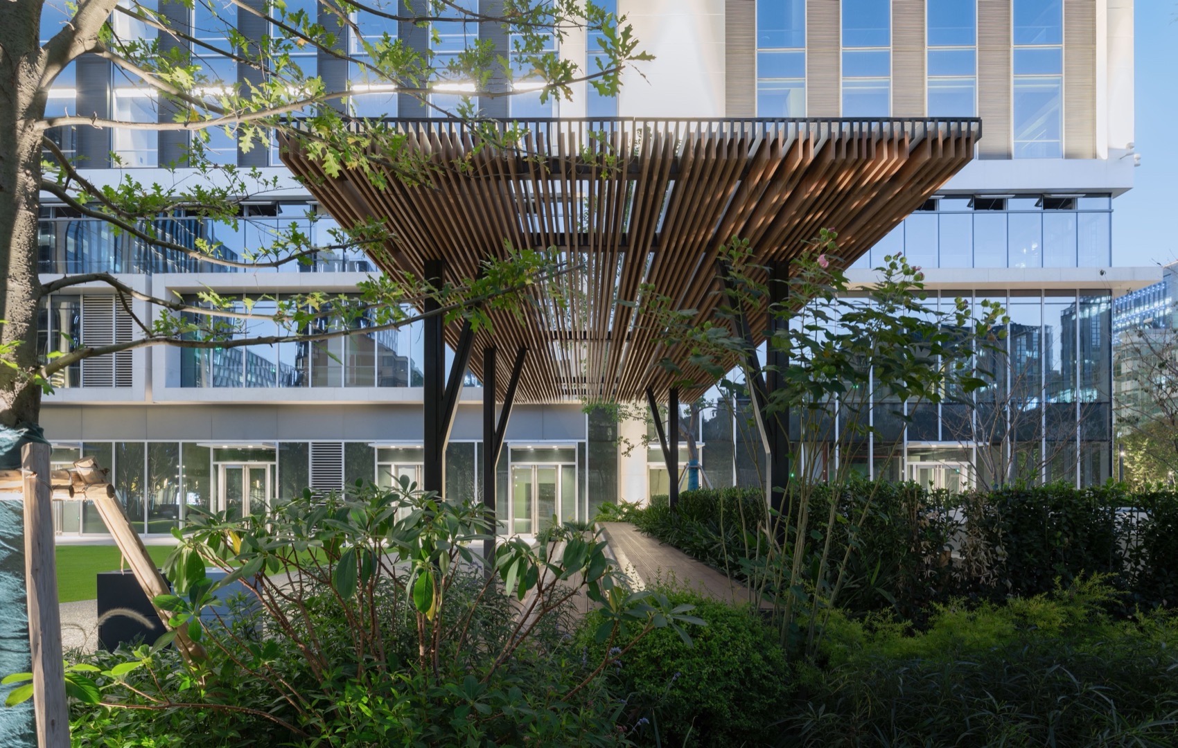 Huanglong Vanke Center Landscape Design by PERCENT LANDSCAPE DESIGN ...