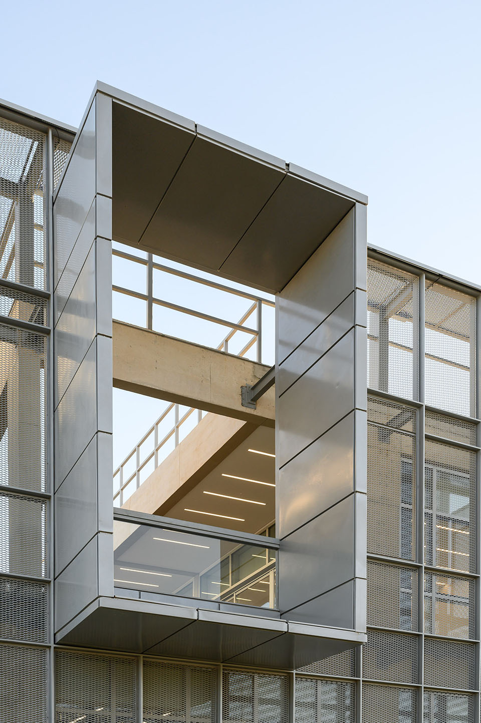 Biopharma office building by Santiago Carlos Arquitecto & Juan Manuel ...