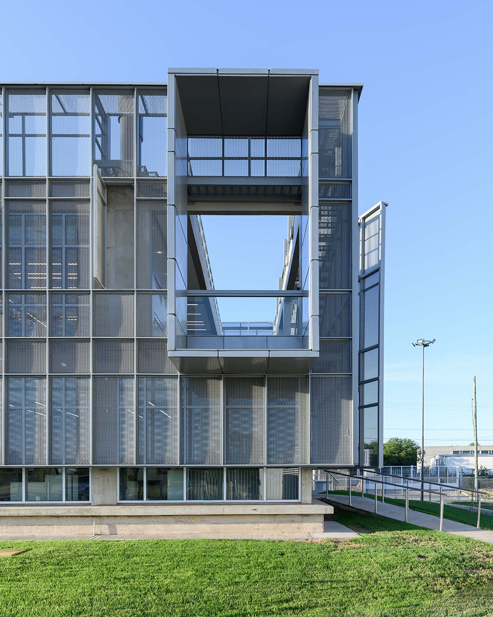 Biopharma office building by Santiago Carlos Arquitecto & Juan Manuel ...