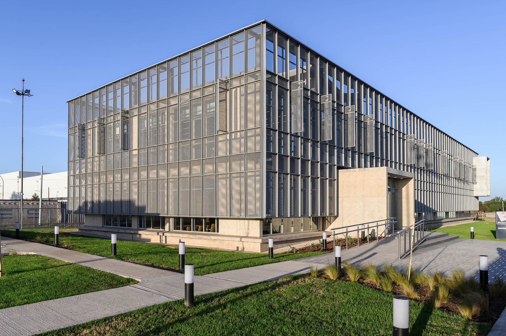 Biopharma office building by Santiago Carlos Arquitecto & Juan Manuel ...