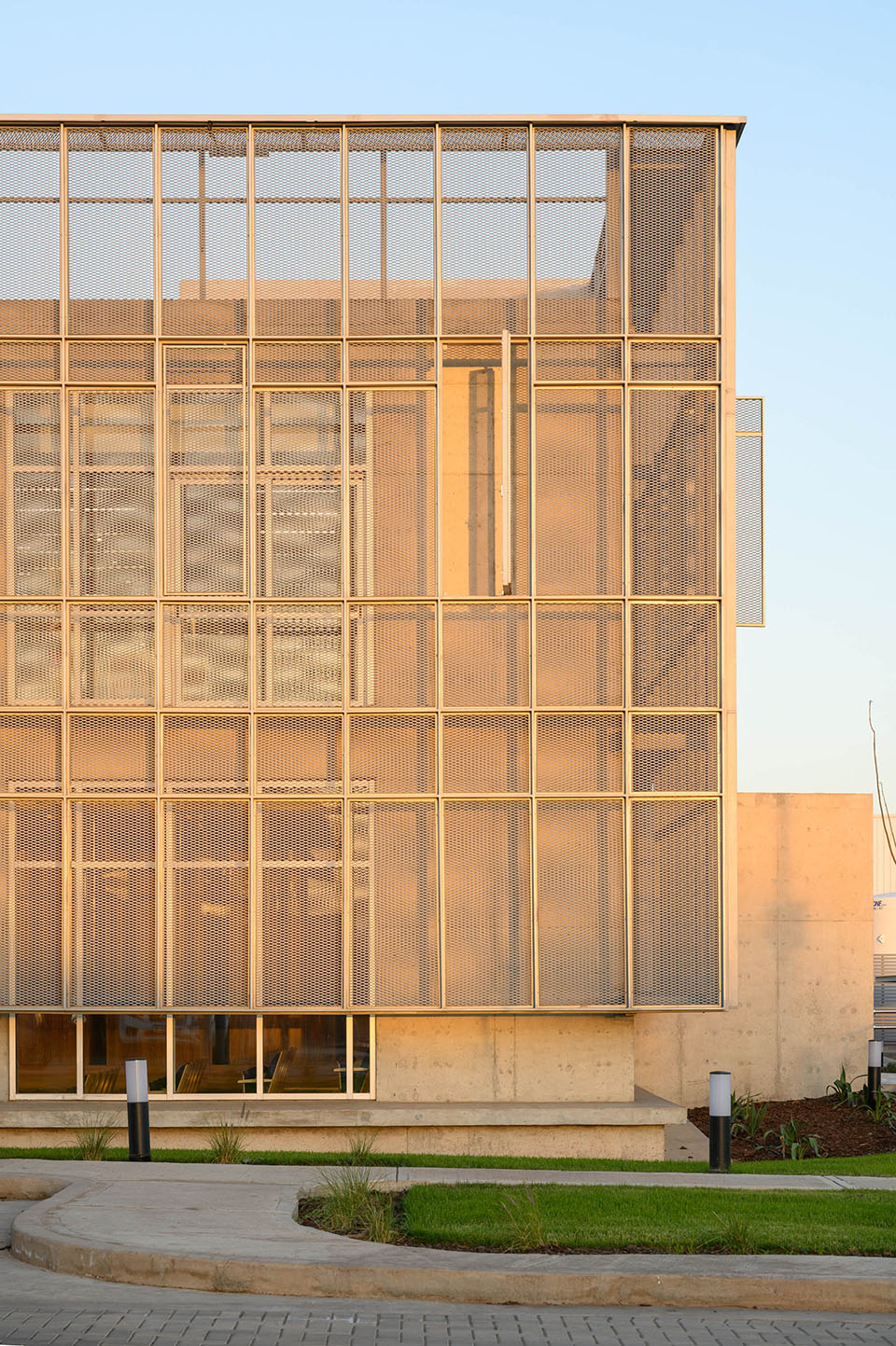 Biopharma office building by Santiago Carlos Arquitecto & Juan Manuel ...