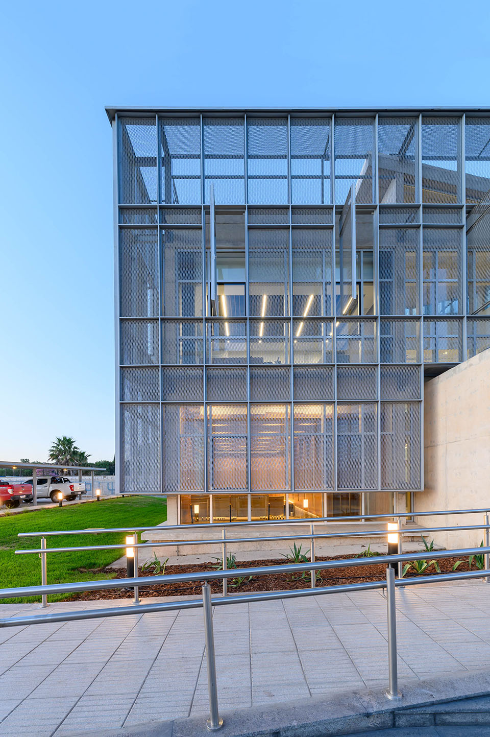 Biopharma office building by Santiago Carlos Arquitecto & Juan Manuel ...