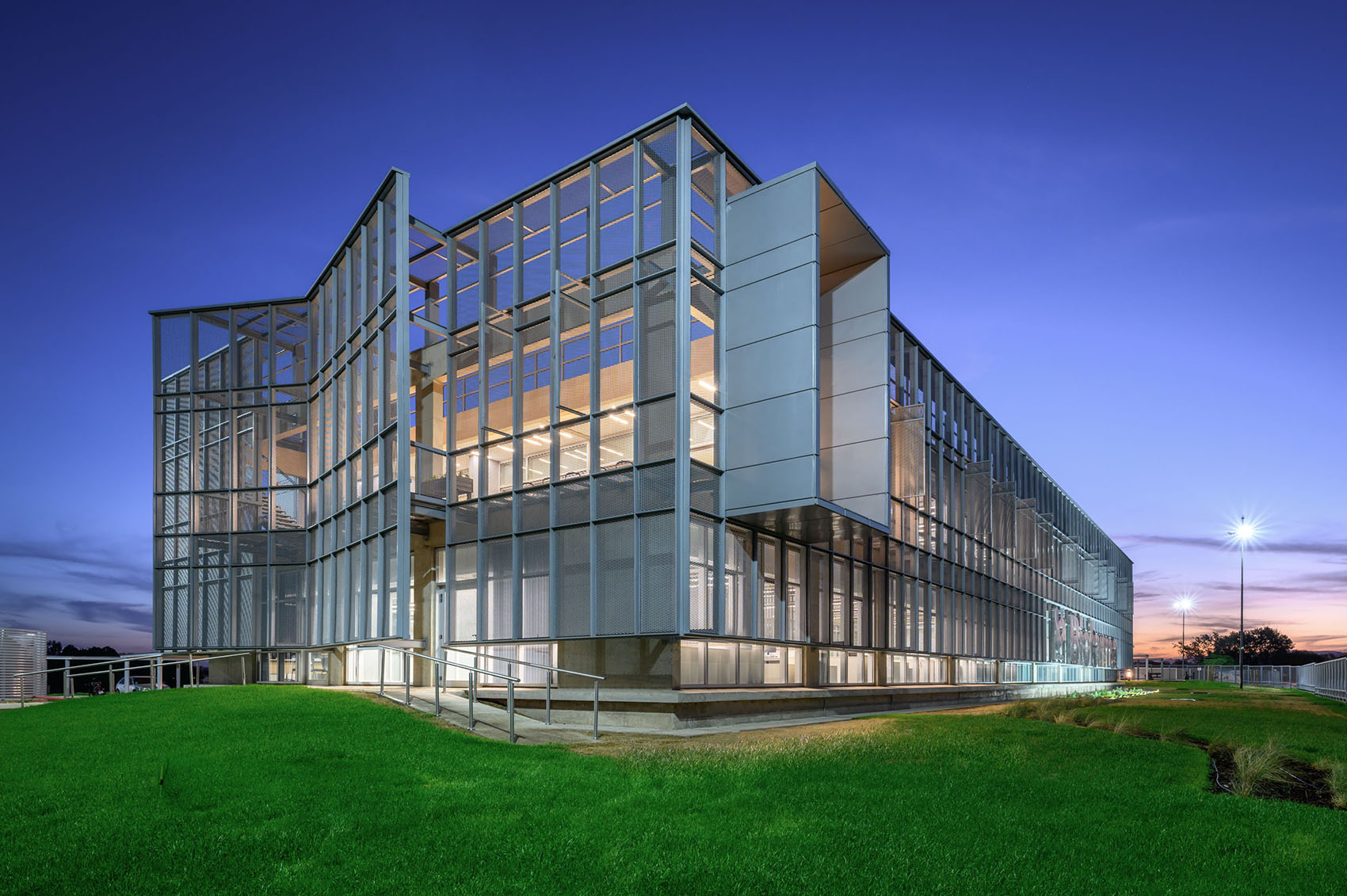 Biopharma office building by Santiago Carlos Arquitecto & Juan Manuel ...