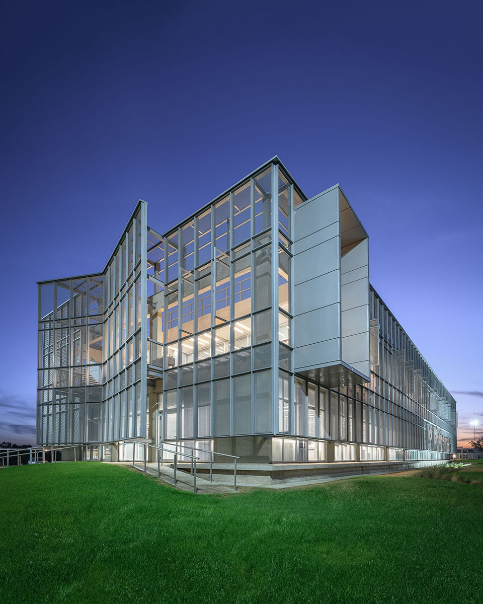 Biopharma office building by Santiago Carlos Arquitecto & Juan Manuel ...