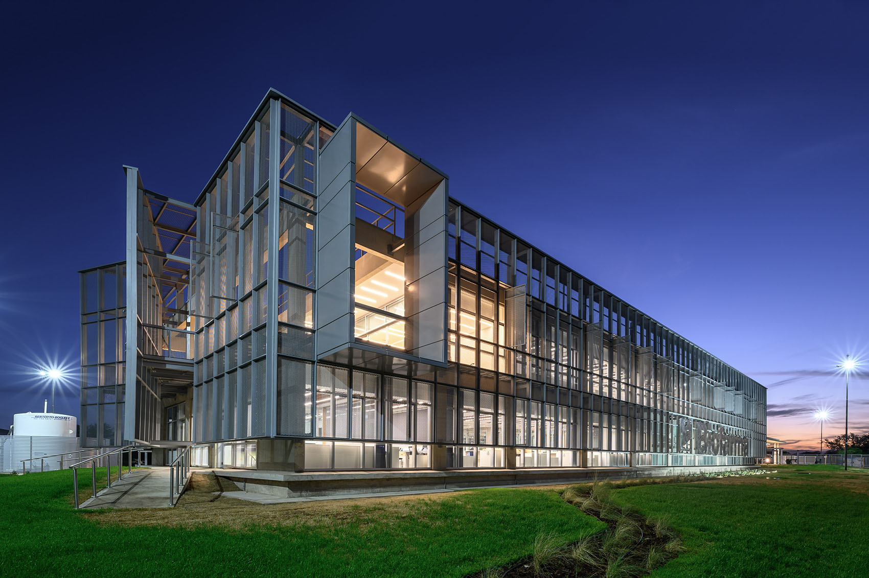 Biopharma office building by Santiago Carlos Arquitecto & Juan Manuel ...