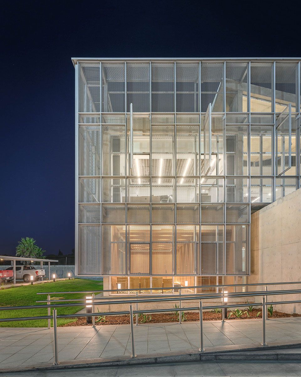 Biopharma office building by Santiago Carlos Arquitecto & Juan Manuel ...