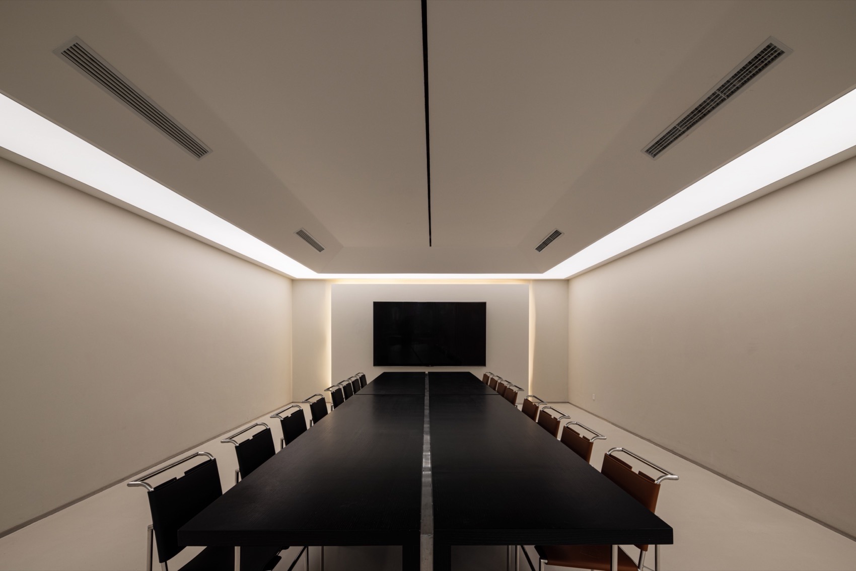 Under the Eaves by Displacement Architecture Design - 谷德设计网