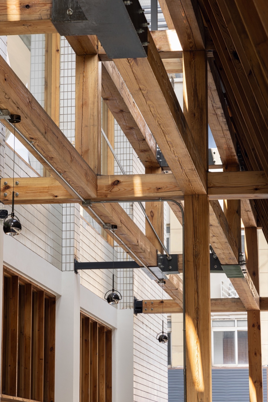 Under the Eaves by Displacement Architecture Design - 谷德设计网